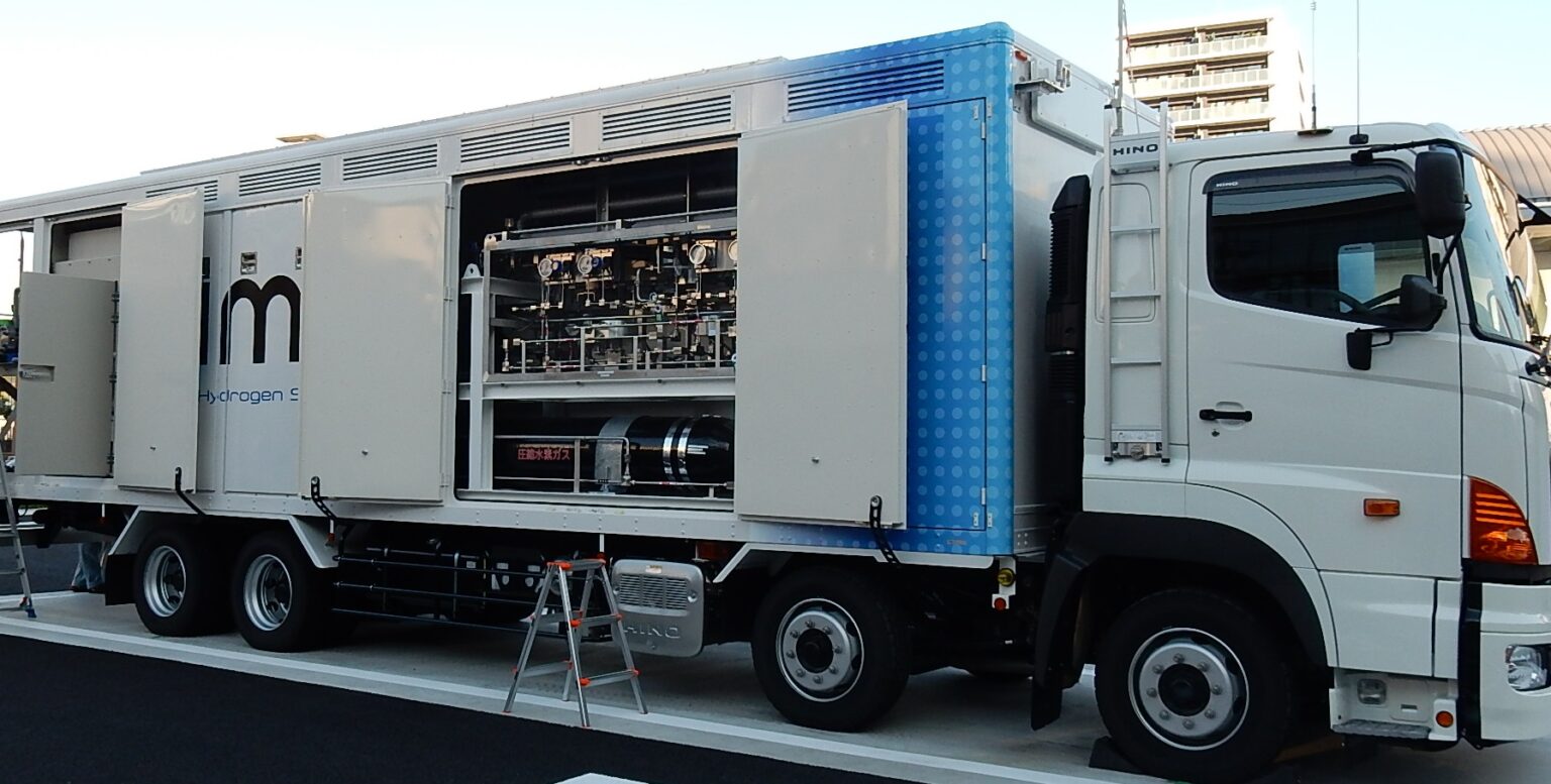 Mobile hydrogen refueling station for flexible use